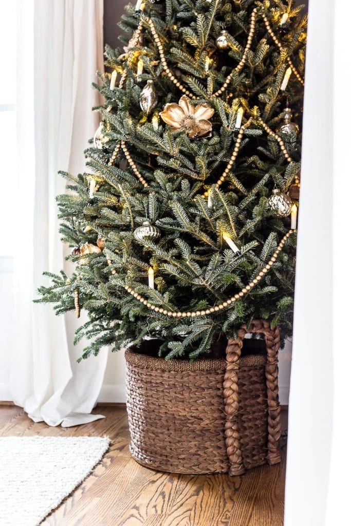 How to Decorate a Real Christmas Tree: Step-By-Step Guide - Bless'er House